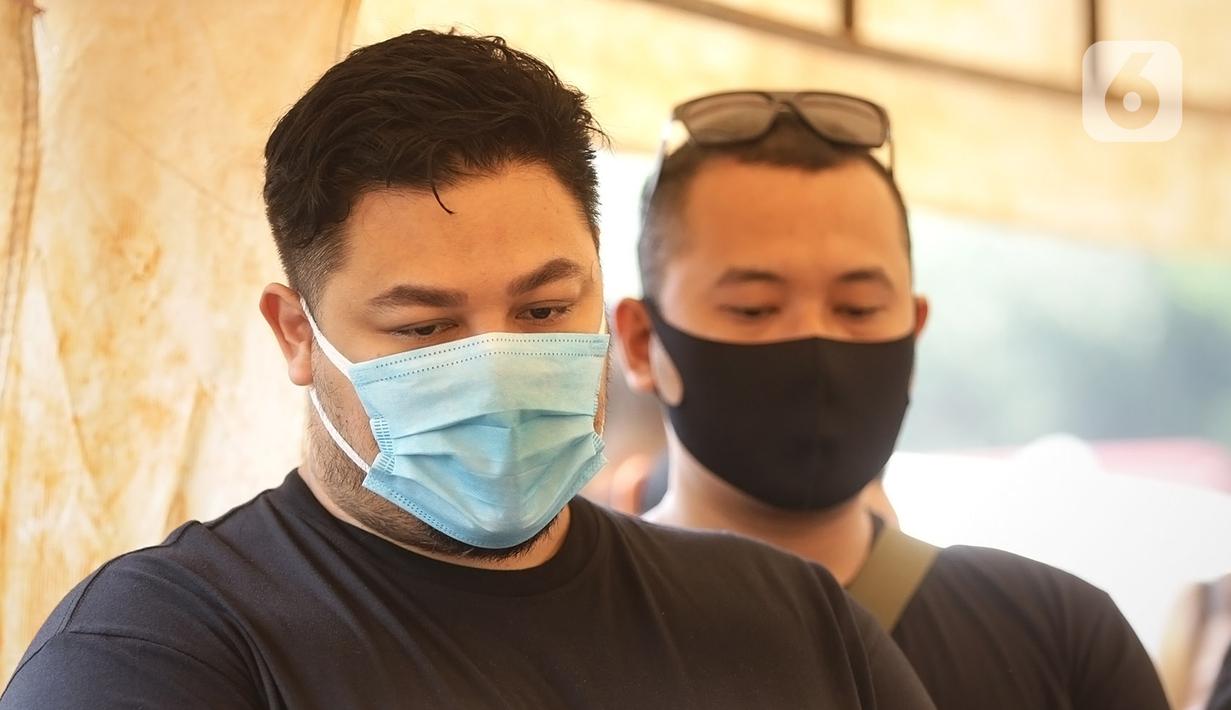 FOTO: Ketegaran Ivan Gunawan Saat Pemakaman Sang Ayah