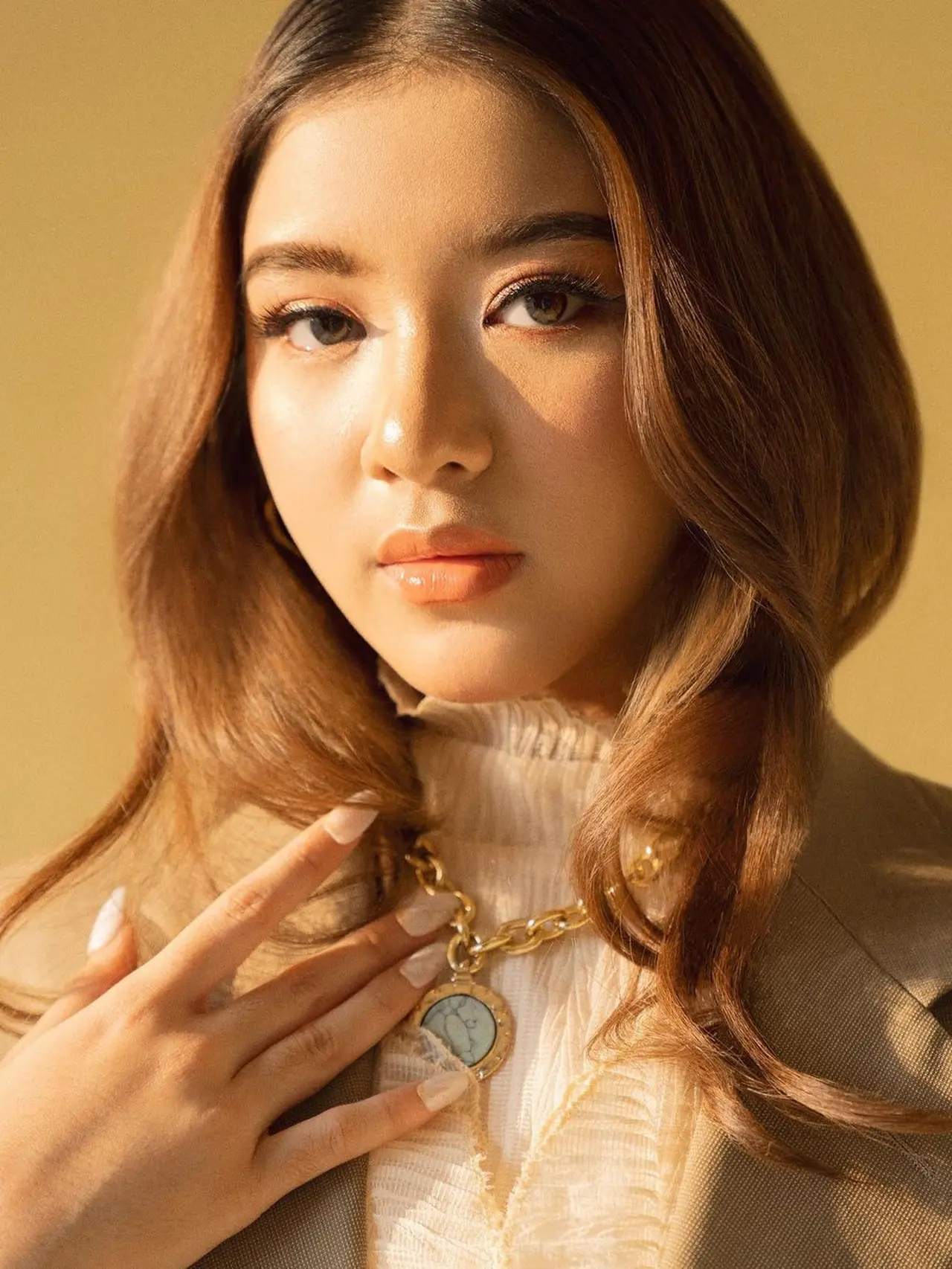 5 Gaya Tiara Andini dalam Pemotretan Terbarunya, Tampil Anggun - Hot ...