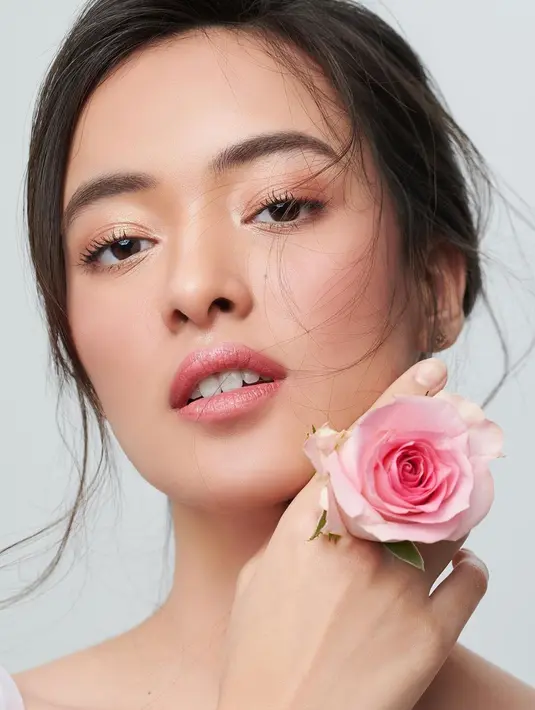 Potret Mawar De Jongh Saat Pegang Mawar Ini Curi Perhatian, Memesona ...