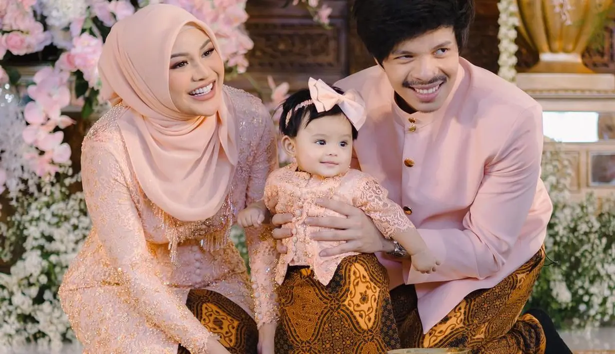 8 Potret Beda Gaya Kebaya Aurel Hermansyah saat Tedak Siten Ameena dan Azura, Siluet Modern ...