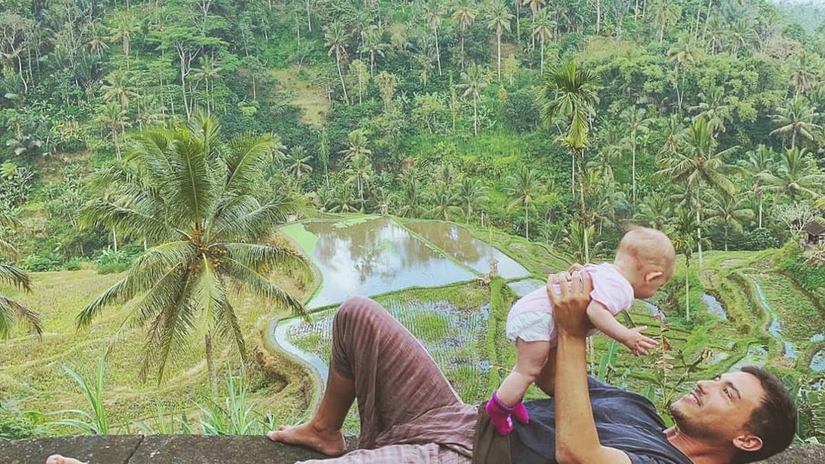 Cara Hamish Daud Mengenalkan Laut pada Sang Anak - ShowBiz Liputan6.com