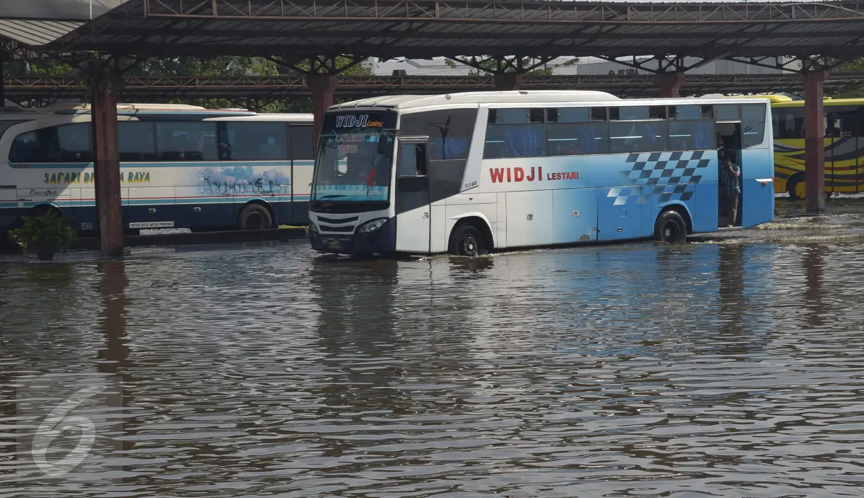 Banjir Rob Rendam Terminal Terboyo Semarang - Foto Liputan6.com