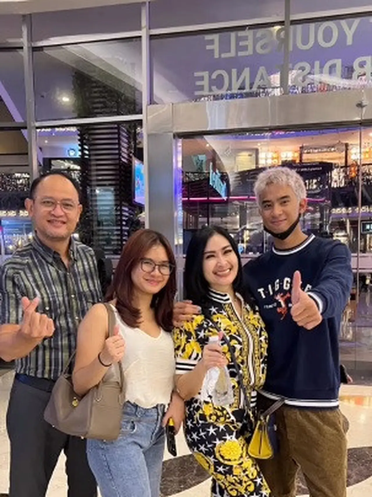 Sama-Sama Pakai Baju Terbuka, Netizen Perlakukan Beda Iis Dahlia dan Sophia Latjuba