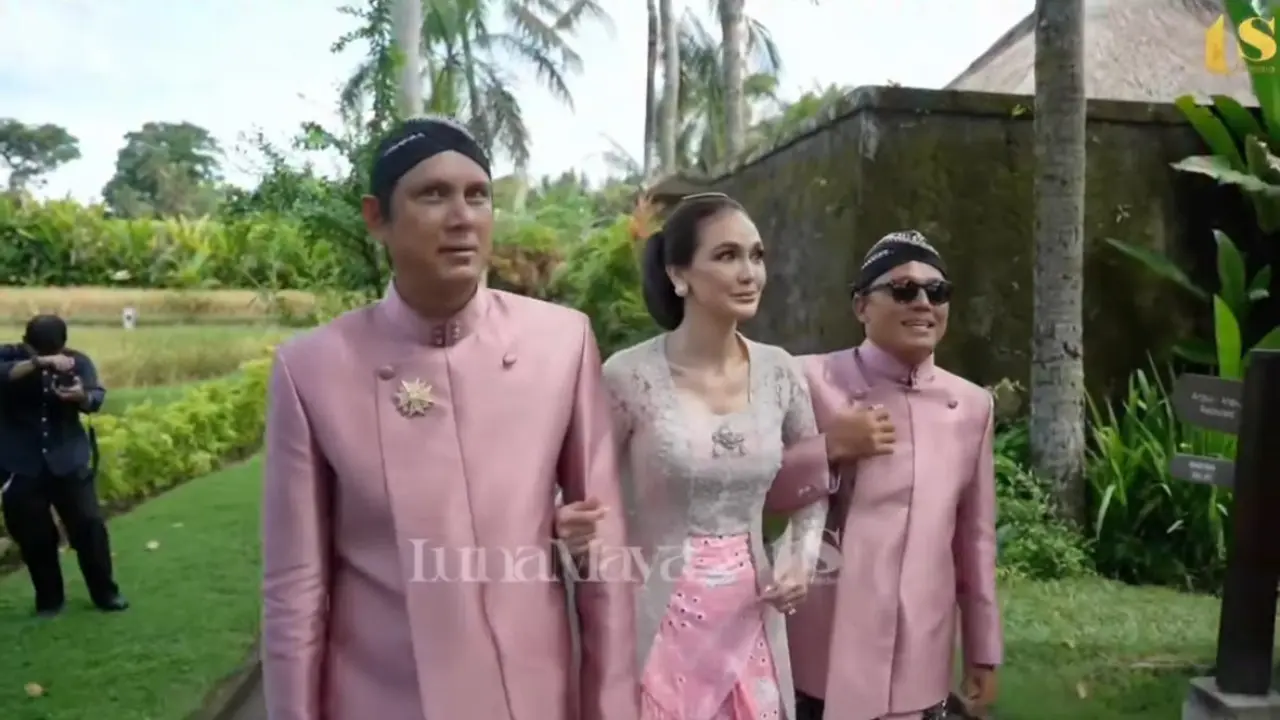 Pesona Luna Maya Dibalut Kebaya dan Ronce Melati saat Prosesi Siraman ...