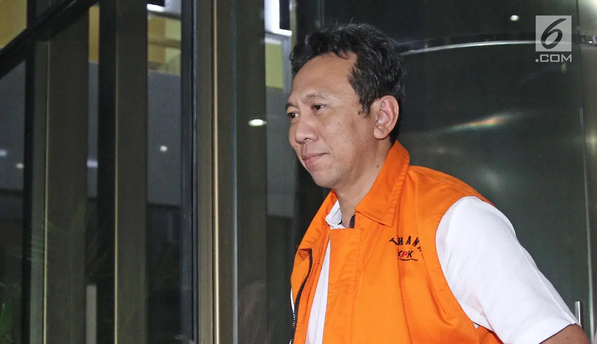 FOTO: Ekspresi Bupati Kebumen Usai Diperiksa Perdana di KPK - Foto Liputan6.com