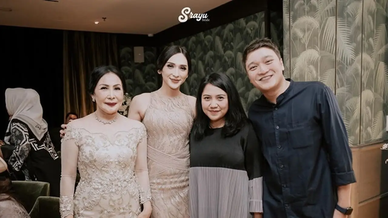 6 Potret Dena Rachman di Acara Pernikahan Adiknya, Tampil Memesona ...