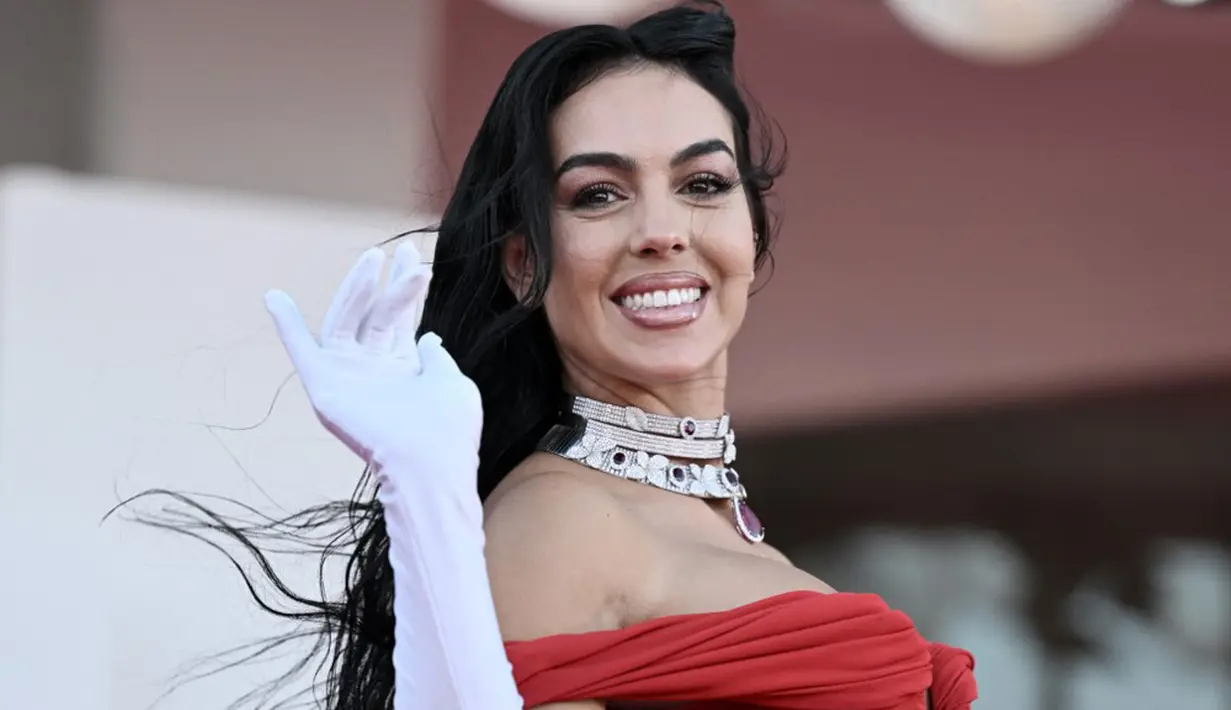 Georgina Rodriguez Tampil Sensasional di Red Carpet Venice Film ...