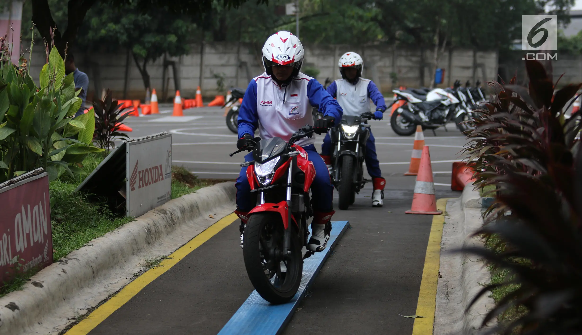 FOTO: Belajar Berkendara Dengan Baik di Kegiatan Safety Riding - Foto ...