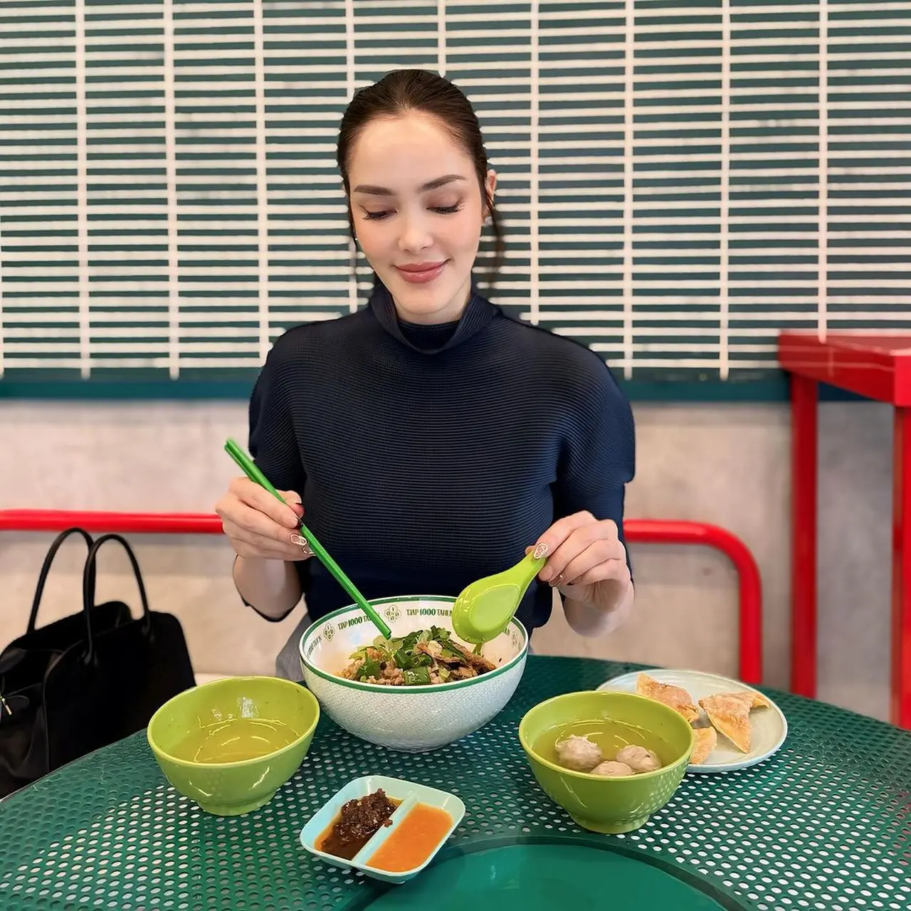 Potret Cantik Cathy Sharon, Tampilan Gorgeous saat Makan Mie Ayam