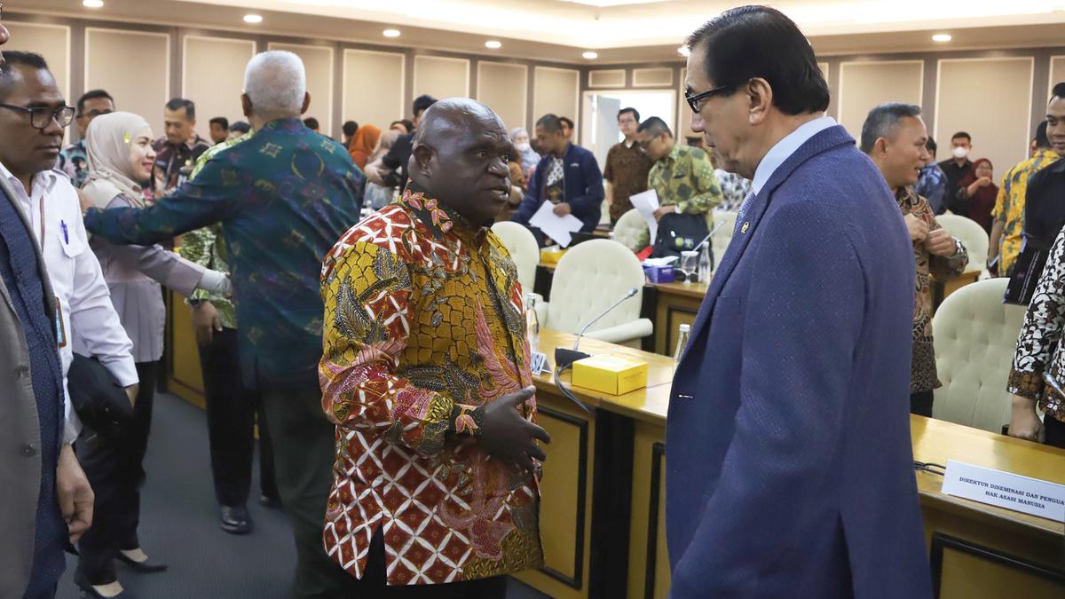 Hadir di Rapat Perdana Bersama Komisi XIII DPR RI, Menteri HAM Natalius ...
