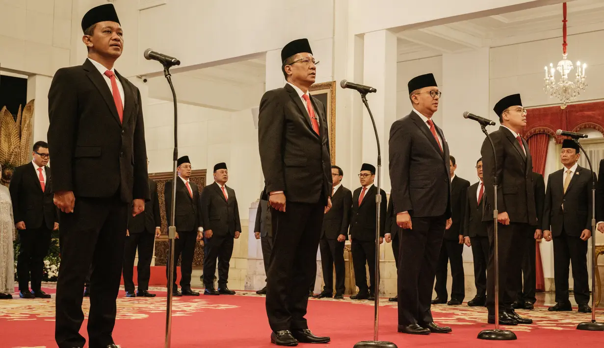 Momen Jokowi Lantik Bahlil Lahadalia hingga Rosan Roeslani Jadi Menteri Baru - Foto Liputan6.com