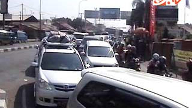 Pemudik Tertahan Berjam-jam di Karawang - News Liputan6.com