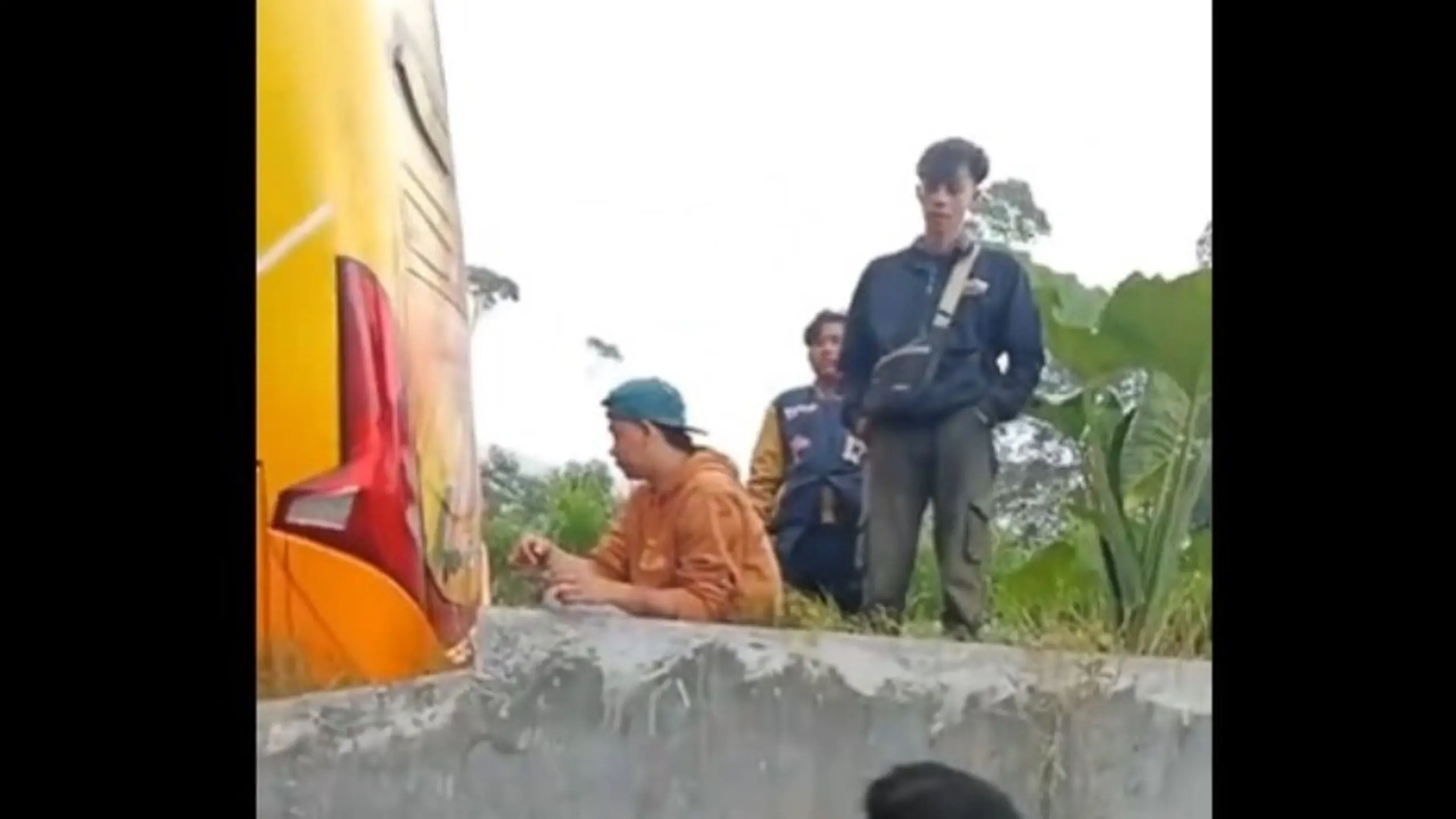 Viral Bus Rombongan Pendaki ke Gunung Sumbing Nyasar di Kuburan, Diduga ...