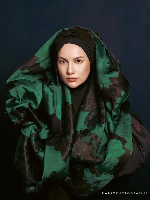 6 Inspirasi Gaya Hijab Irish Bella yang Kini Punya Suami Baru, Kasual ...