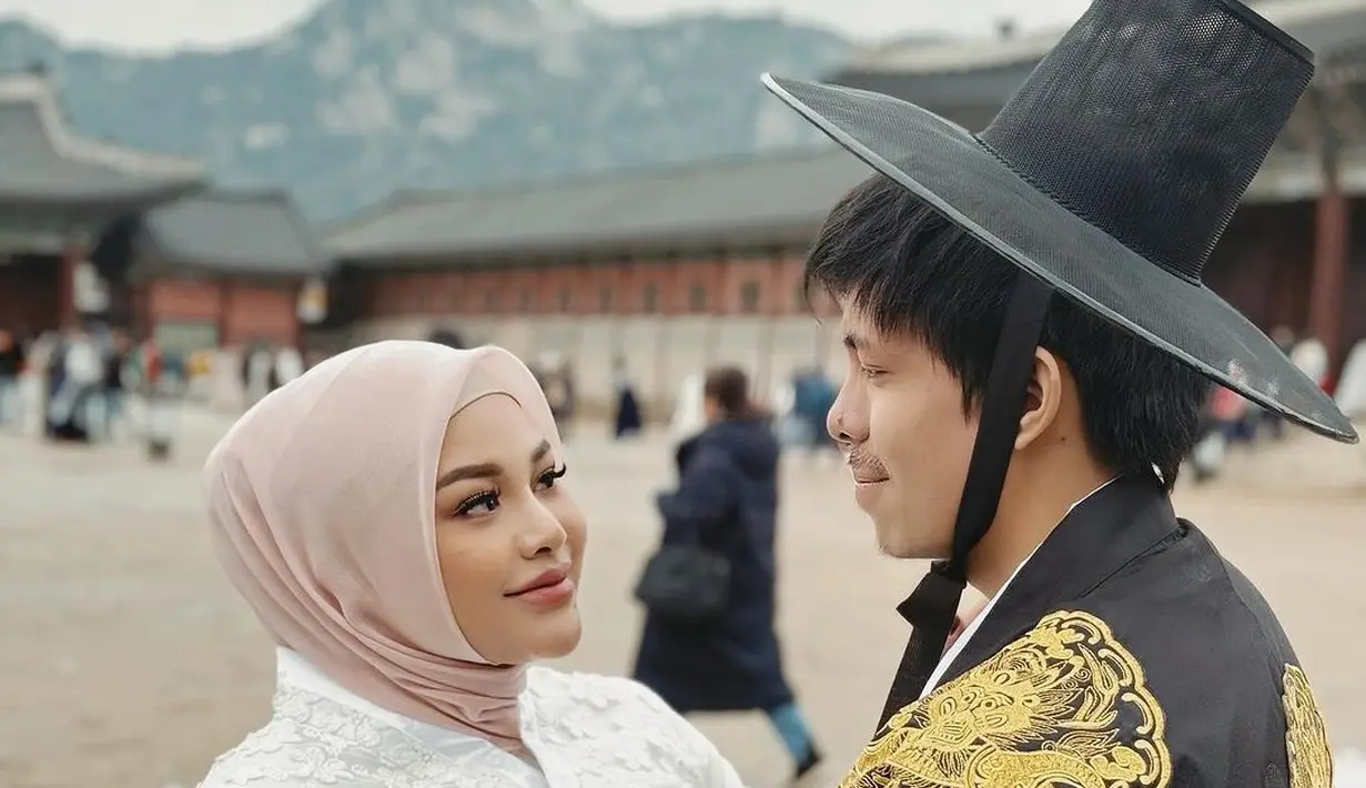 6 Gaya Atta Halilintar, Aurel Hermansyah, dan Ameena Kompak Pakai Hanbok saat Liburan di Korea ...