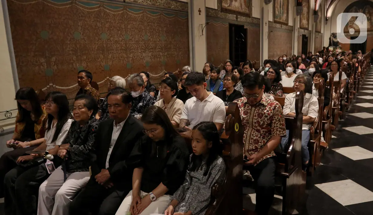 Ribuan Umat Katolik Hadiri Misa Requiem Paus Fransiskus di Gereja Katedral Jakarta - Foto ...