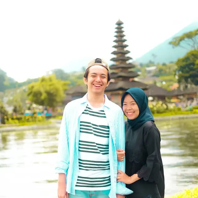 6 Potret Kebersamaan Angga Yunanda dan Kakak, Bak Sepasang Kekasih - Hot Liputan6.com