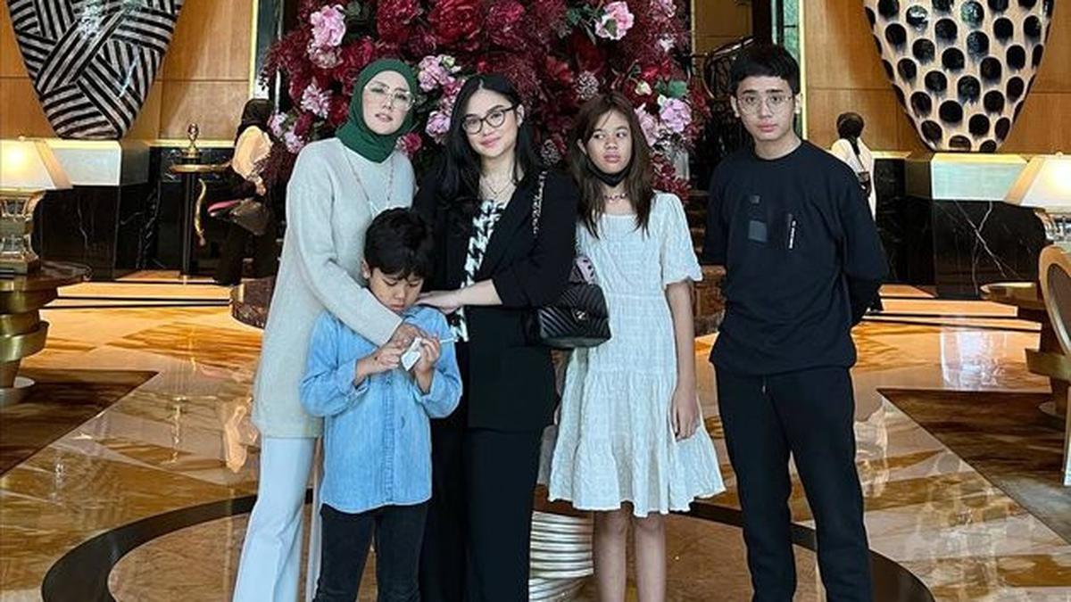 6 Potret Kebersamaan Mulan Jameela dan Empat Anak Kandungnya yang Good ...