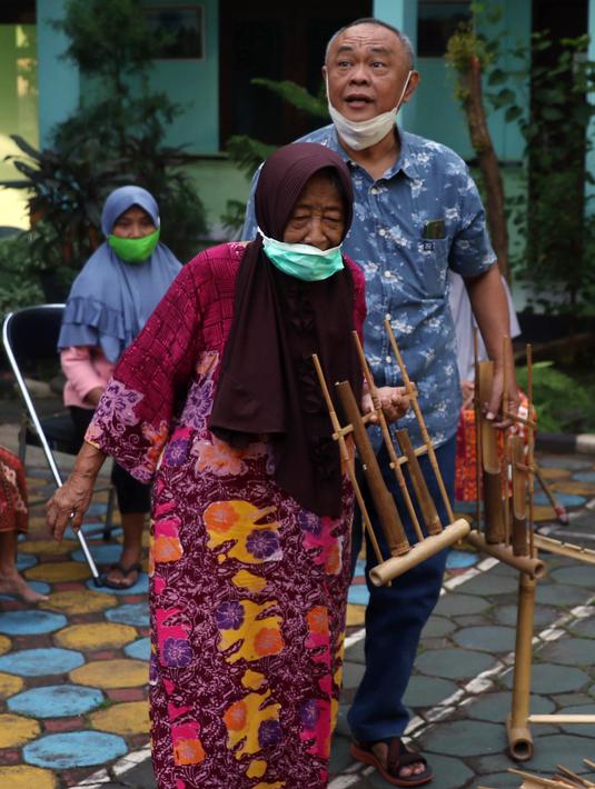 FOTO: Aktivitas Lansia Mengisi Waktu Sambil Berlatih - Foto Liputan6.com