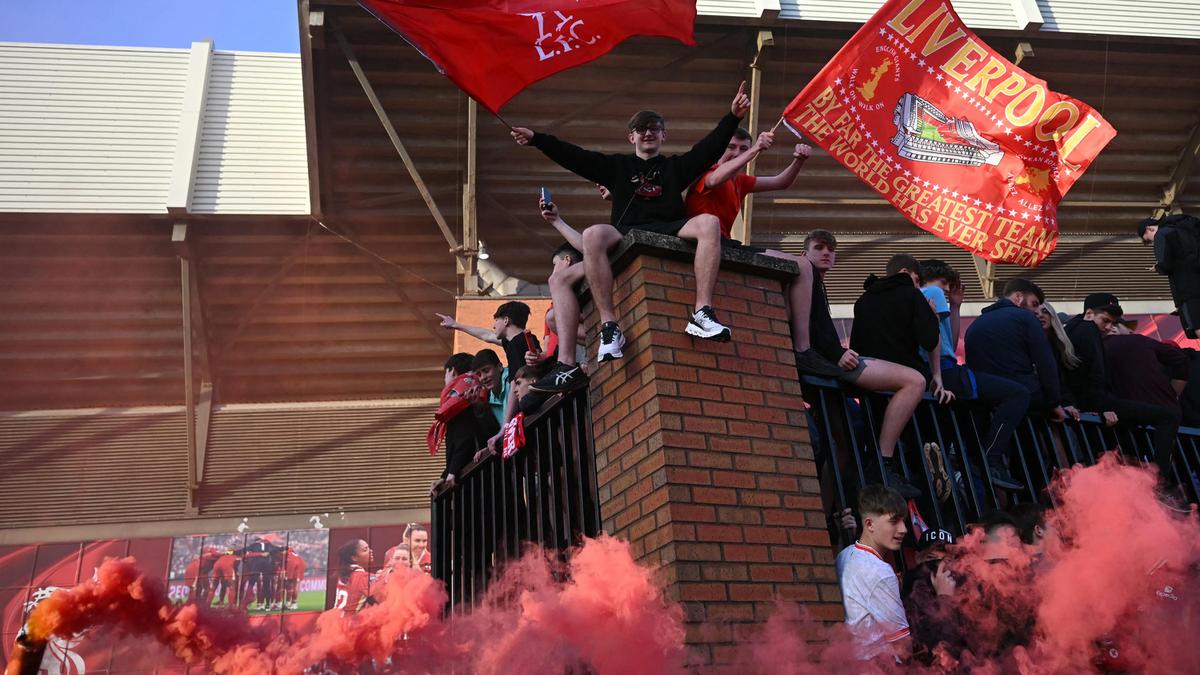 Resmi Juara Liga Inggris 2024/2025, Supporter Liverpool Serbu Stadion ...