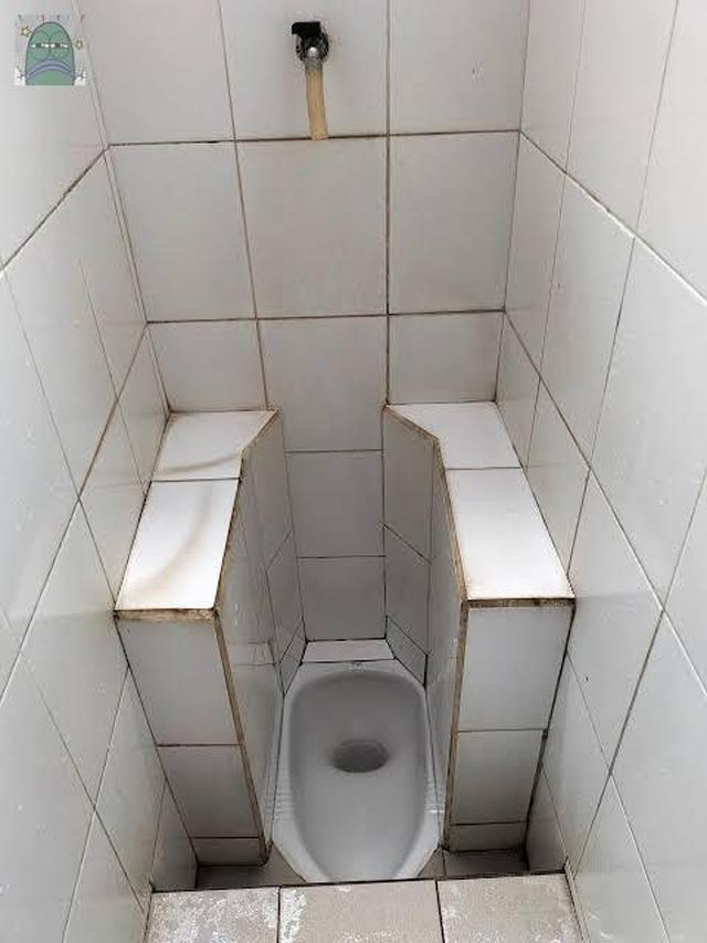 6 Potret WC Penuh Usaha Ini Nyeleneh, Jarak Kloset dan Bak Air Jauh Banget