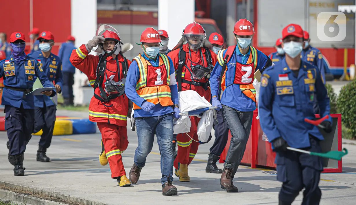 FOTO: Aksi Petugas Pemadam Kebakaran dalam Kompetisi Fire Safety Challenge - Foto Liputan6.com