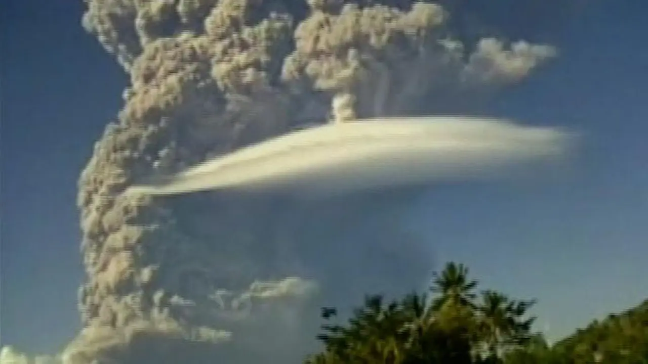 Pasca-Letusan Sangeang Api, Kecamatan Wera NTB Gelap Tertutup Abu ...