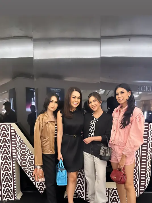 Jessica Mila Tampil Bersama Kakak Ipar dengan Gaya Fashionable - Photo Fimela.com