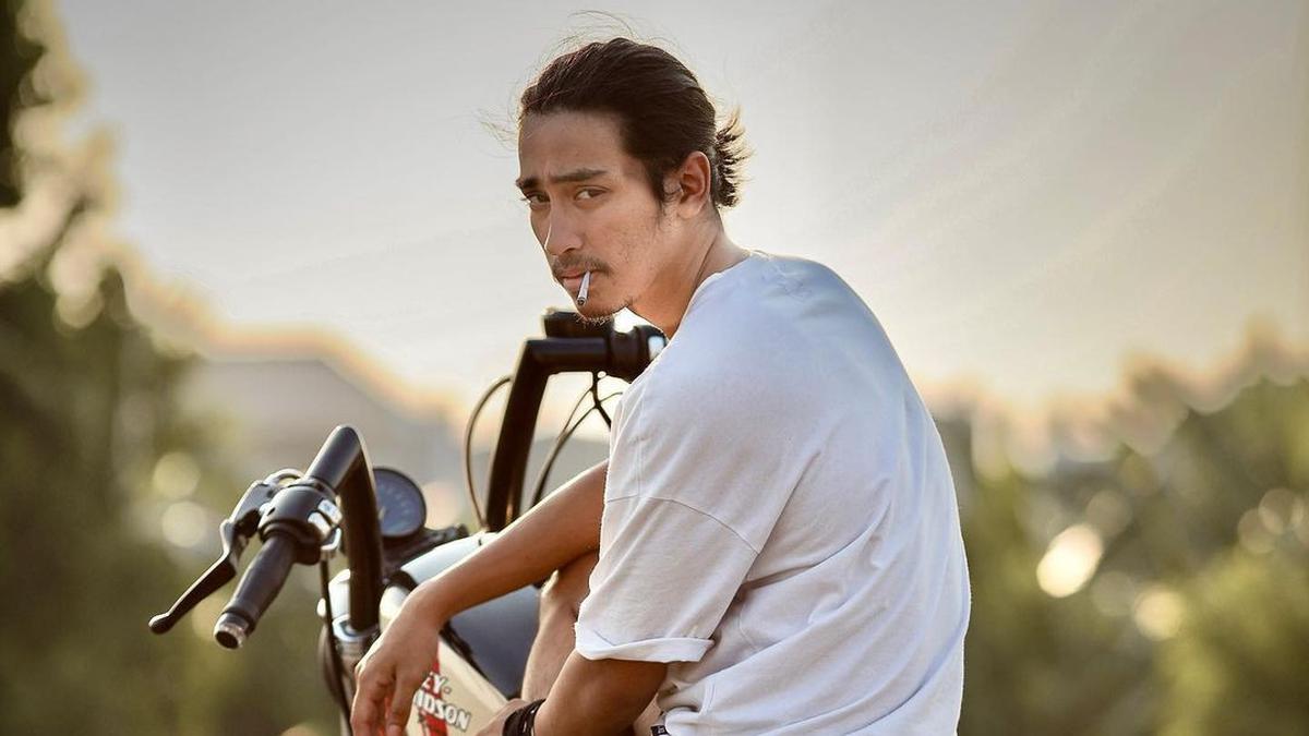 6 Potret Abidzar Tampil dengan Gaya Vintage, Vibe-nya Jadul Banget