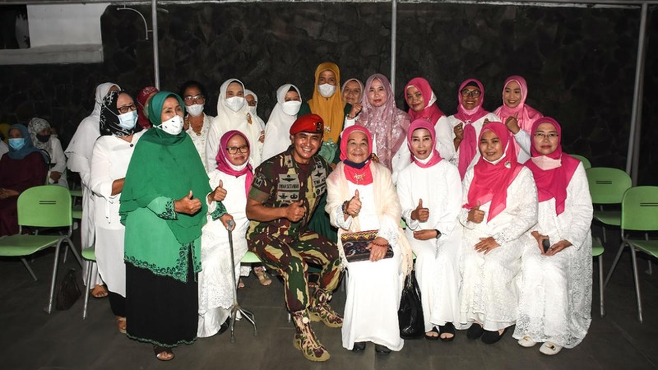 Cartenz Tactical Bersama Danjen Kopassus Bagikan Ribuan Paket Sembako ...