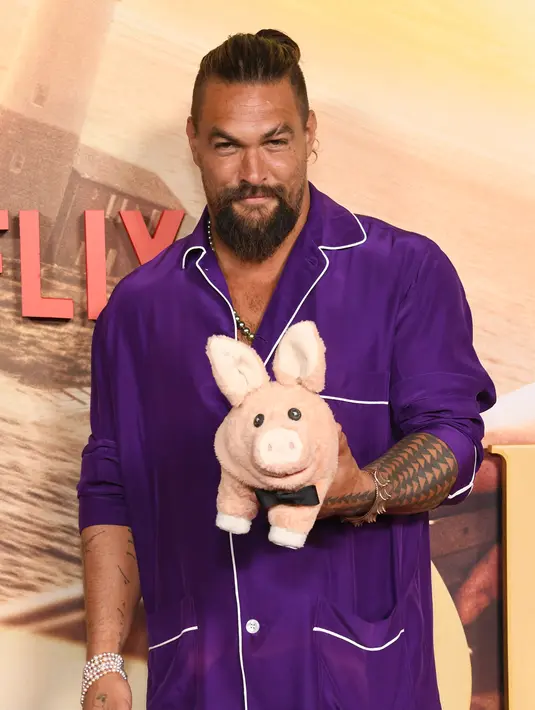 Gaya Lucu Jason Momoa di Pemutaran Film Slumberland, Bawa Boneka Babi ...