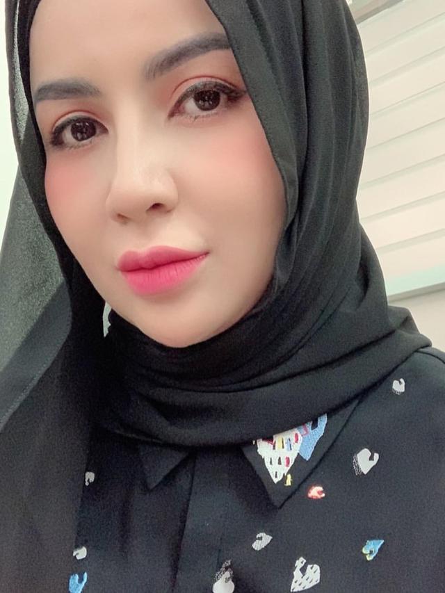 5 Potret Five Vi Rachmawati Kenakan Hijab, Banjir Pujian - Surabaya ...