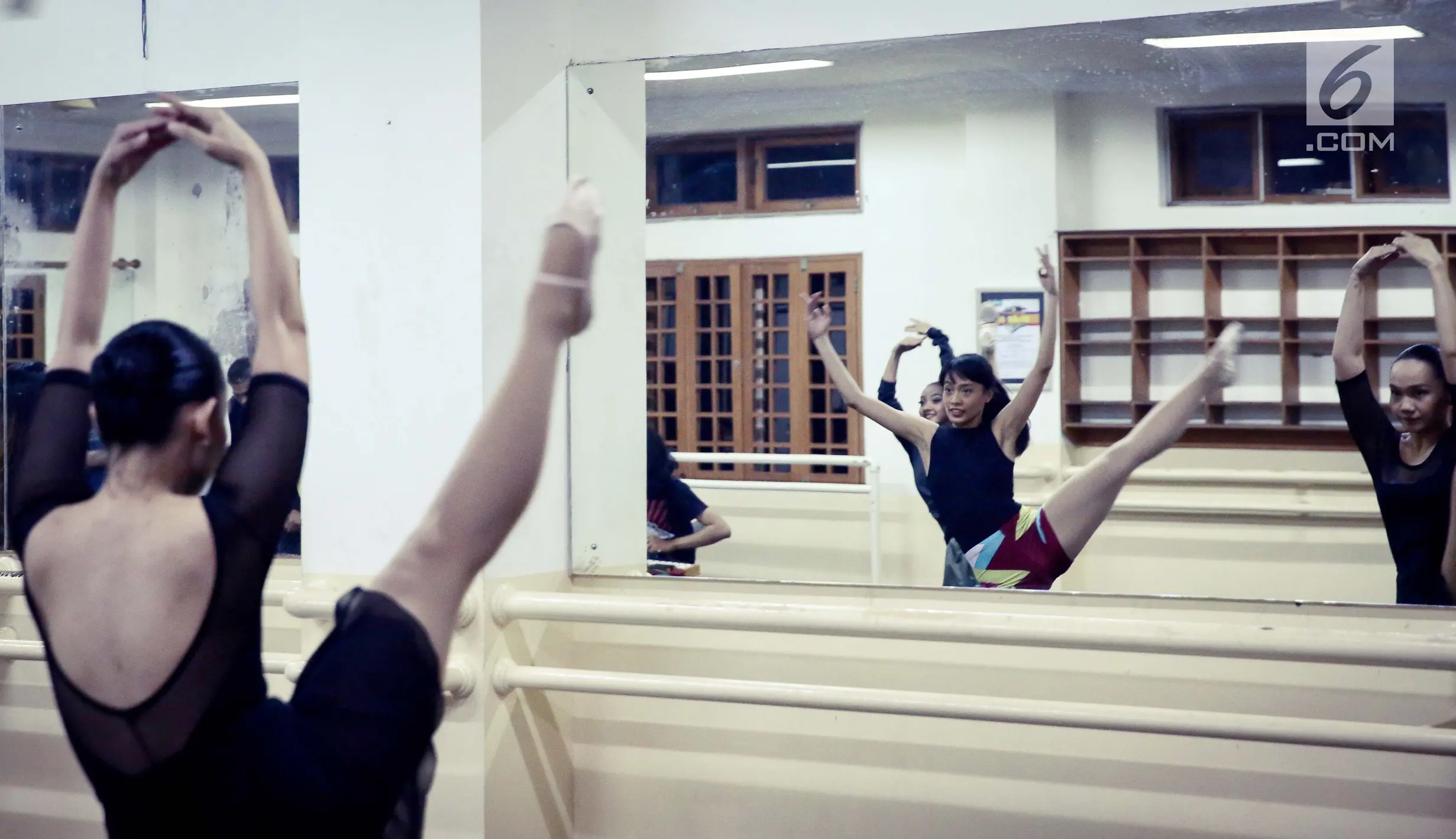 FOTO: Potret di Balik Layar Para Penari Balet Namarina - Foto Liputan6.com