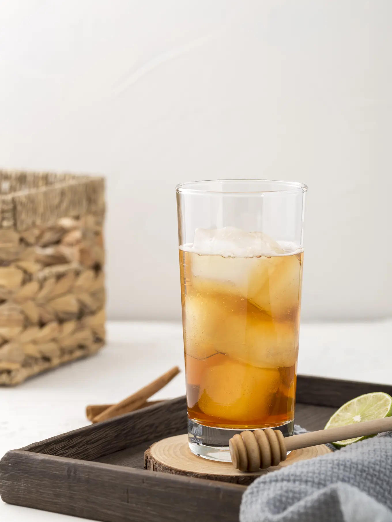Resep Es Teh Segar dengan Kayu Manis dan Lemon