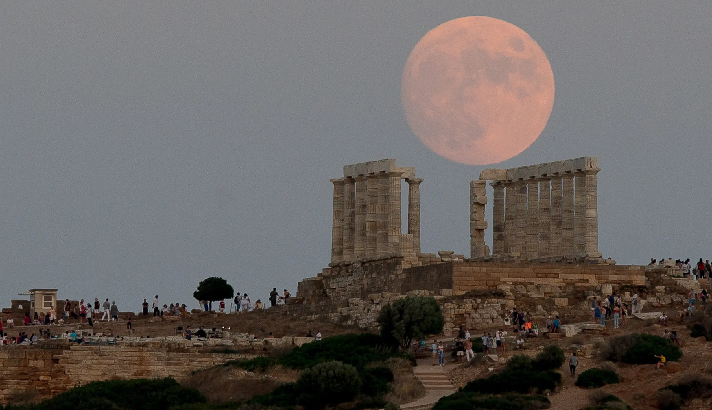 FOTO: Penampakan Bulan Purnama di Kuil Poseidon - Foto Liputan6.com