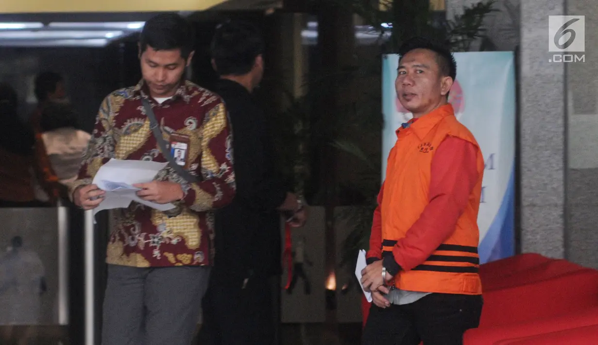 FOTO: Ekspresi Sekretaris Dinas PUPR Mesuji Usai Diperiksa KPK - Foto Liputan6.com