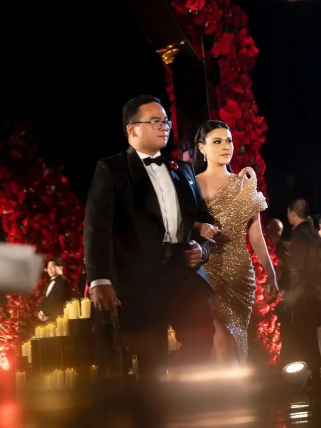 6 Gaya Glamor Keluarga Hotman Paris saat Resepsi Pernikahan Frank Hutapea-Winona Delany, dari ...