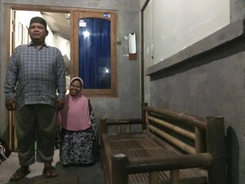 Meski Fisik Tak Sempurna, Suami Isteri Ini Semangat Jualan Roti - Lifestyle Fimela.com