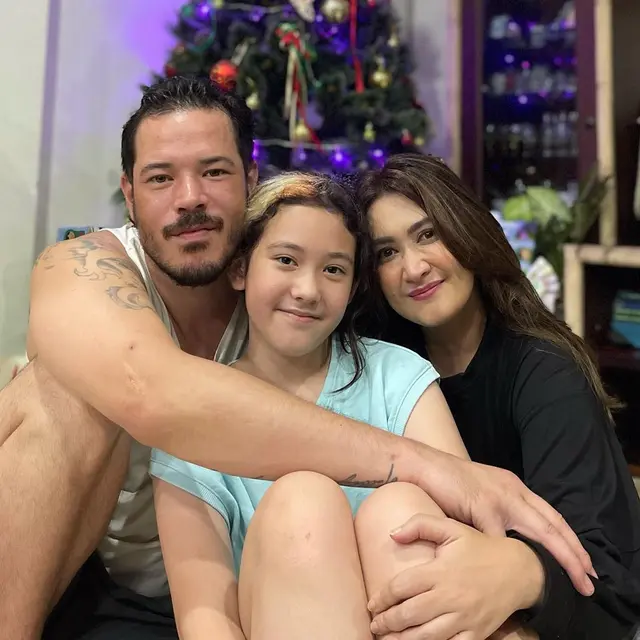 6 Potret Nafa Urbach dan Ira Wibowo Rayakan Natal 2022 Bareng Mantan Suami Masing-Masing, Senyum ...