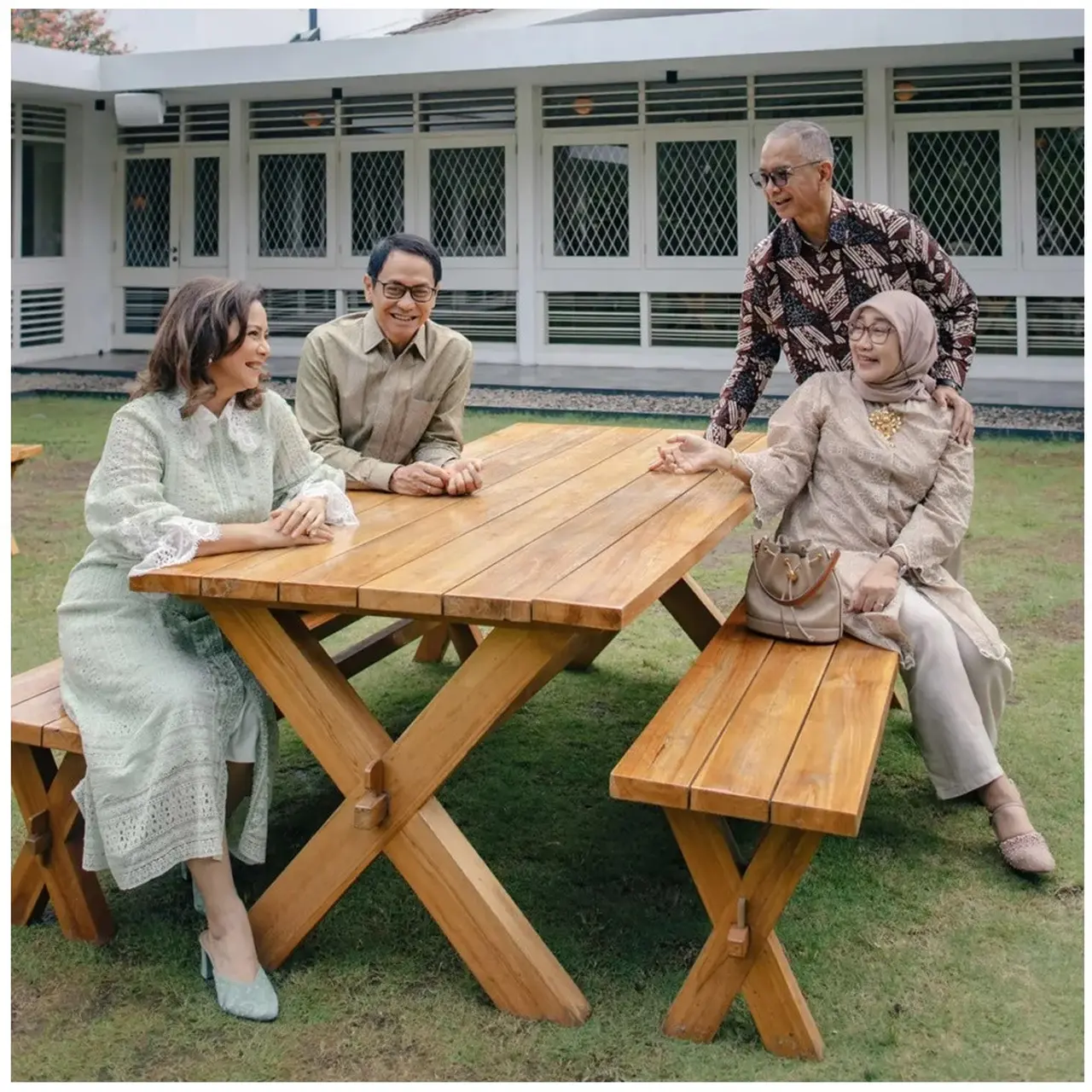 7 Potret Penampilan Awet Muda Addie MS dan Memes di Momen Lamaran ...