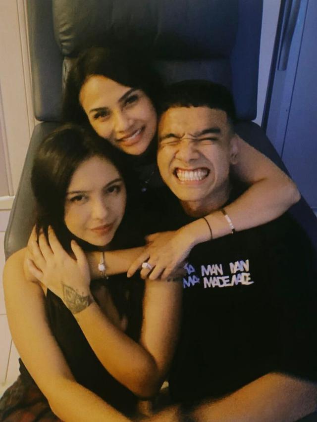 Jarang Tersorot, Ini 6 Potret Kebersamaan Fadly Faisal dan Kekasih ...