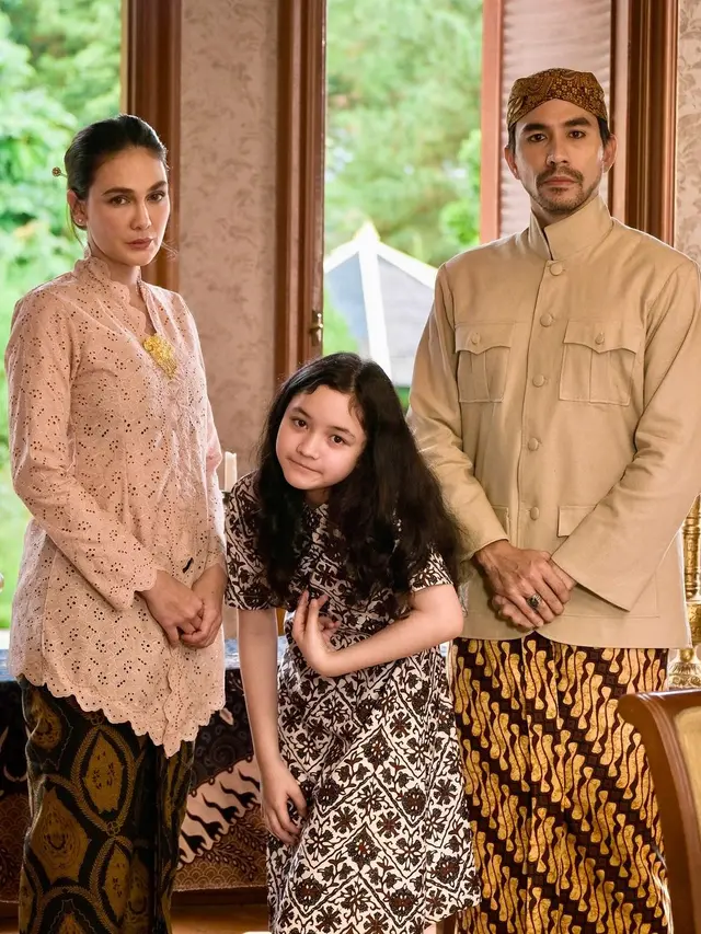 Project Bareng Lagi, Ini 6 Potret Chemistry Luna Maya dan Darius di Film Sumala - Hot Liputan6.com