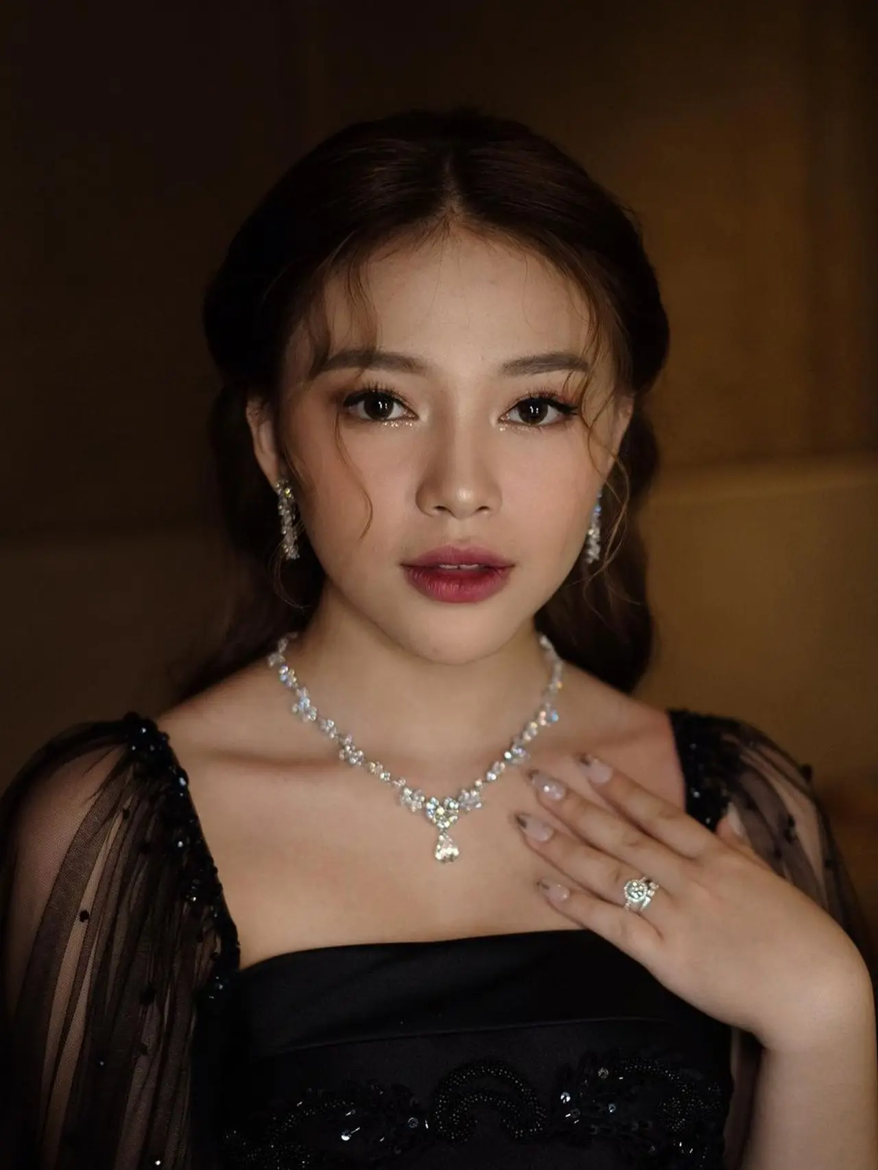 4 Potret Style Makeup Panggung dari Anneth Delliecia yang Cantik dan ...