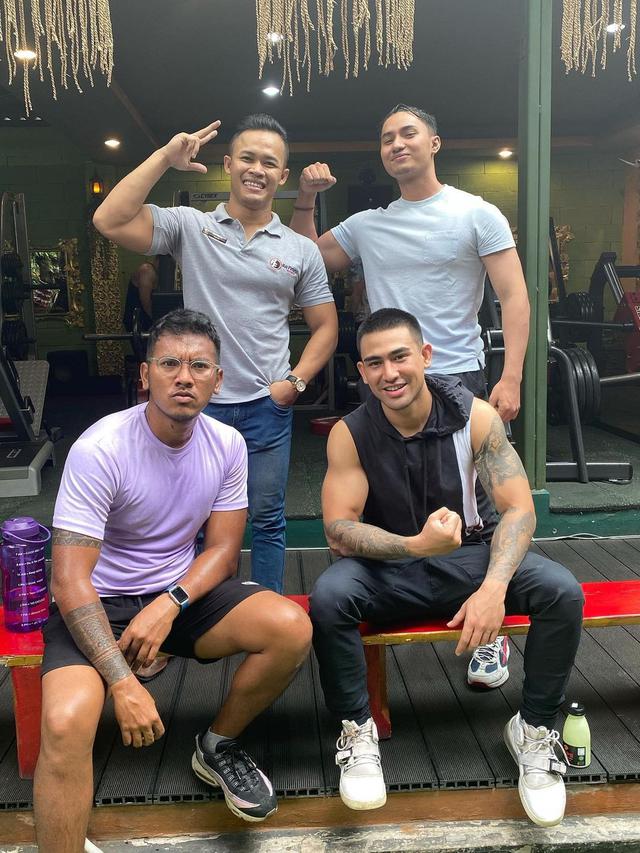 7 Potret Axel Matthew saat Nge-gym, Tak Kalah Berotot dari Jeremy Thomas