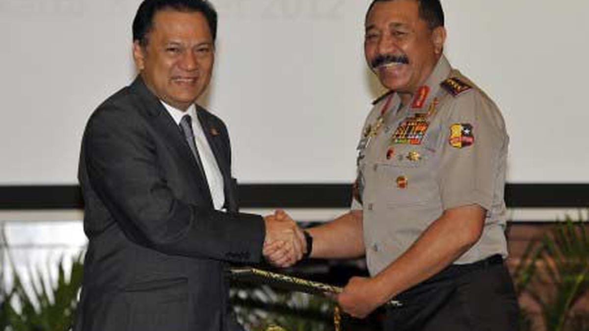 Menteri Keuangan Agus Martowardojo (kiri) bersama Kapolri Jenderal Pol ...