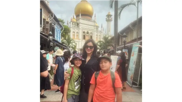 6 Potret Sherrin Tharia Mantan Istri Zumi Zola, Nikmati Liburan di Luar ...