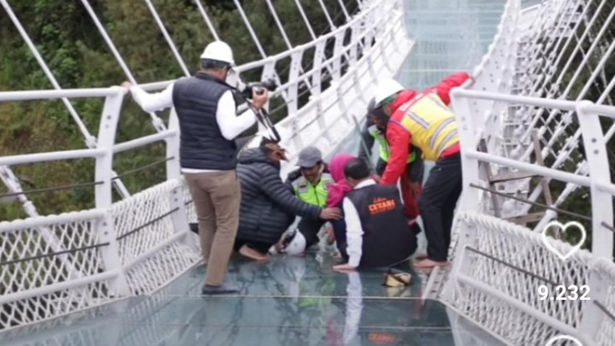 Sempat Terpeleset Saat Jajal Jembatan Kaca Seruni Point Bromo, Khofifah ...