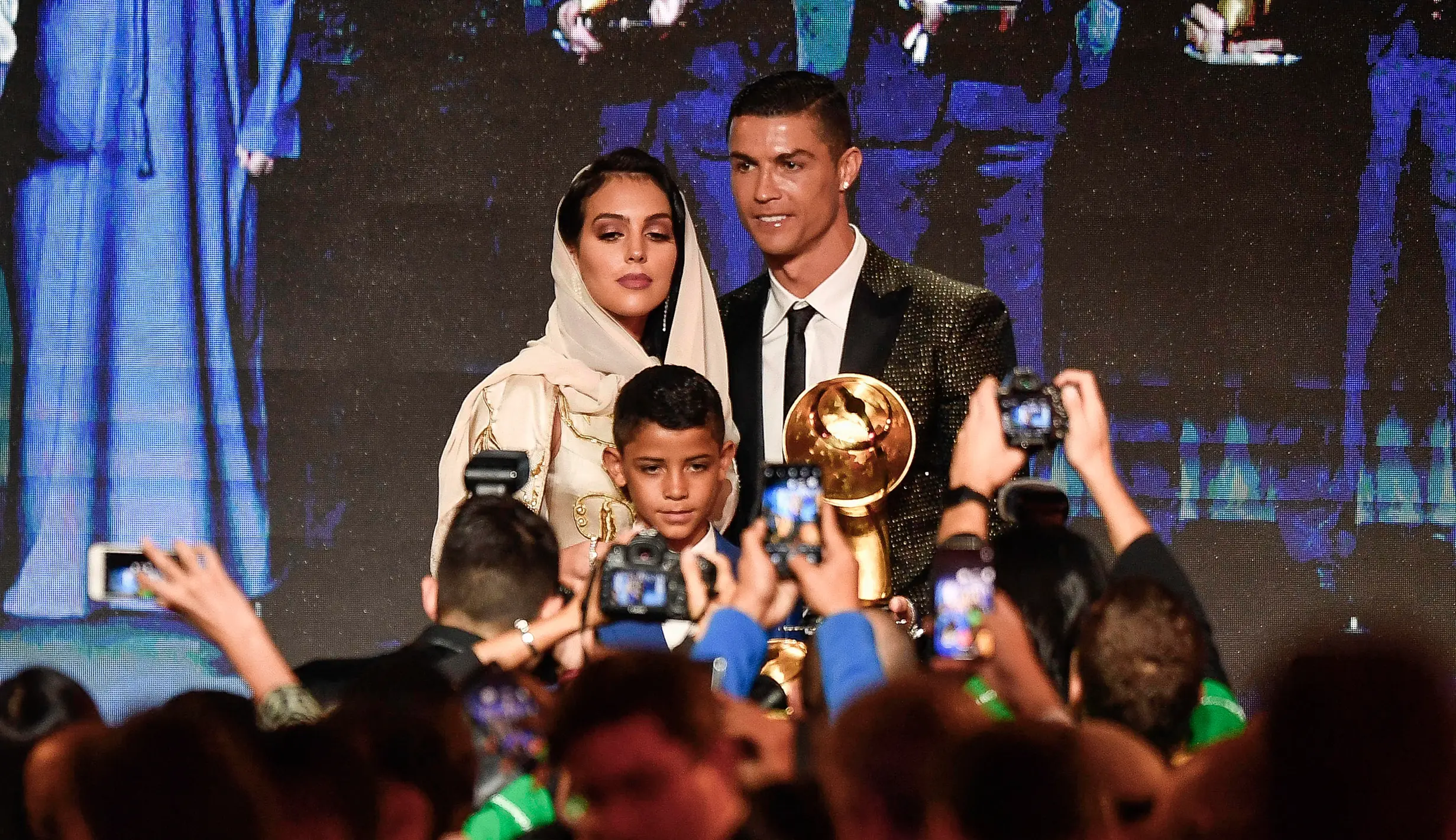 FOTO: Berkerudung, Kekasih Ronaldo Tampil Cantik di Dubai - Foto ...