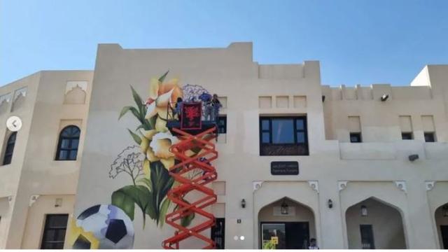 Kolaborasi Seniman Inggris dan Qatar Bikin Mural Setinggi 13 Meter di ...