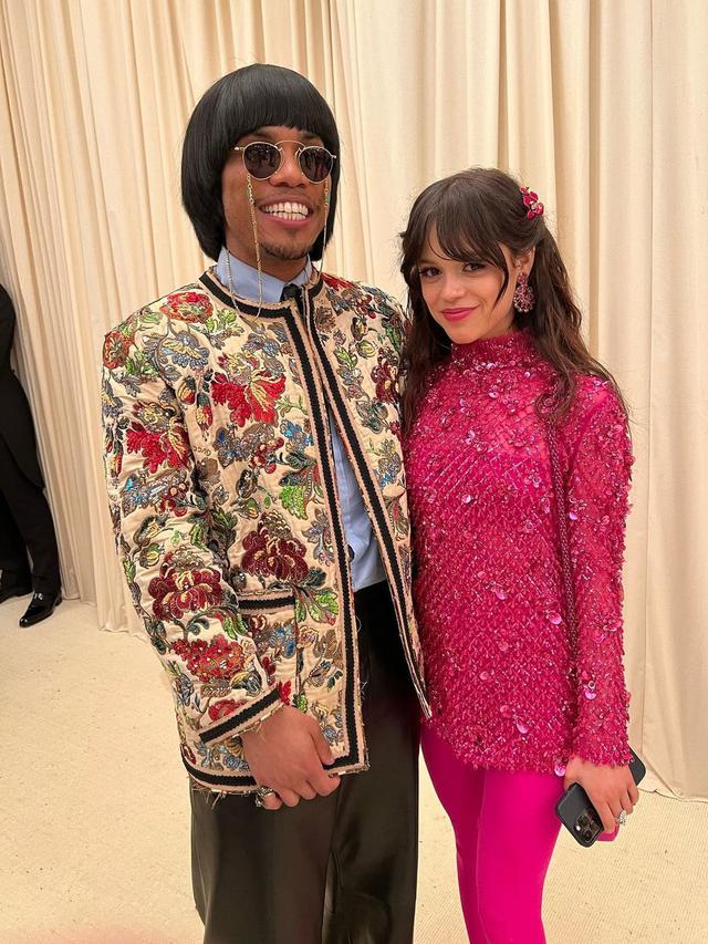 7 Potret Anderson Paak Dandan Ala Pak Tarno, Bak Pinang Dibelah Dua ...